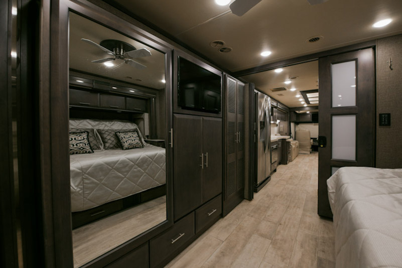 2022 Thor Venetian F42 Triple Full Wall Slide Bunk Coach